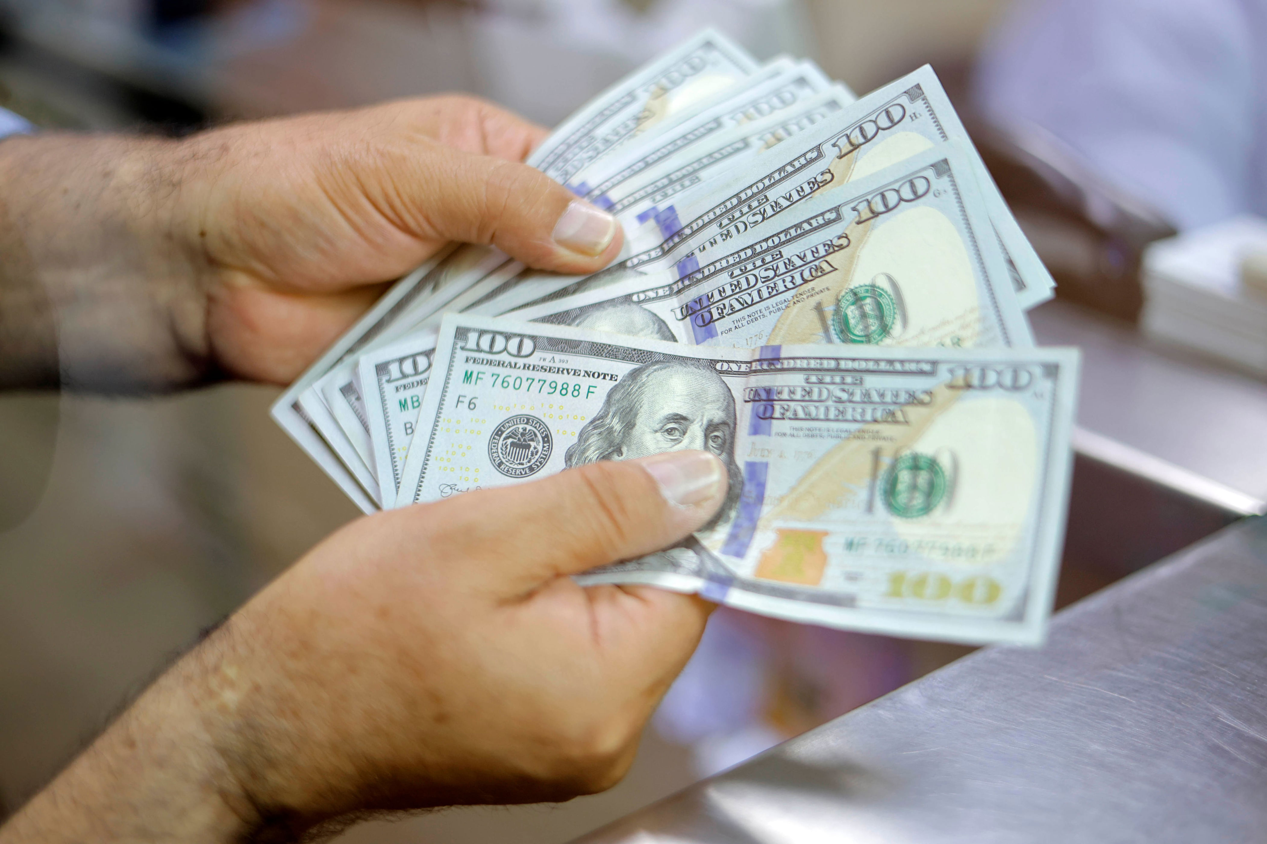 El dólar acentúa su caída y se instala en mínimos desde comienzos de julio