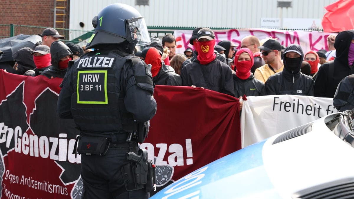 130 vermummte Aktivisten blockieren Deutz AG