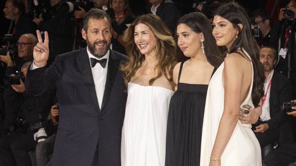 Adam Sandler zeigt sich ungewohnt schick auf dem roten Teppich