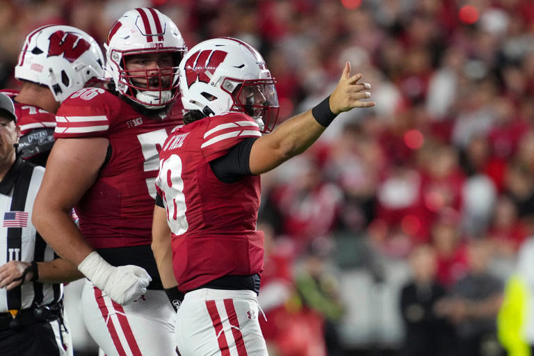 How did Wisconsin quarterback Danny O’Neil perform in the Badgers’ win ...