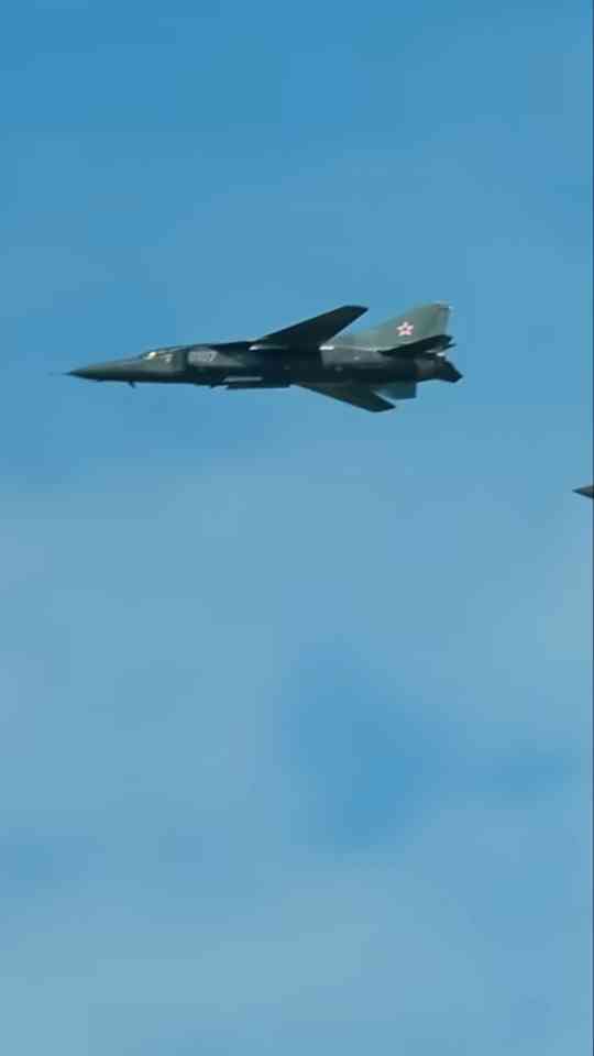 Fighter jets fly in formation - epic sky show!