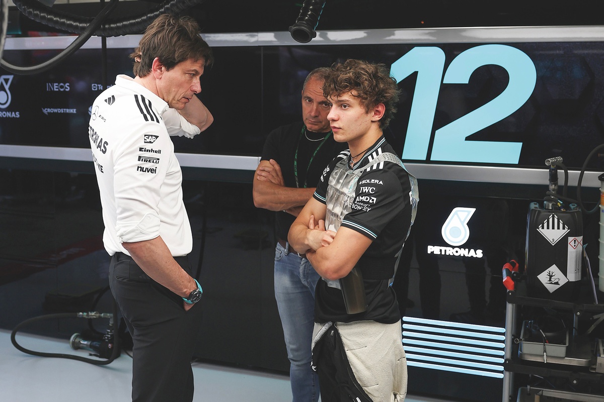 Wolff reviews Mercedes' "maximum pressure" approach to Antonelli in F1 ...