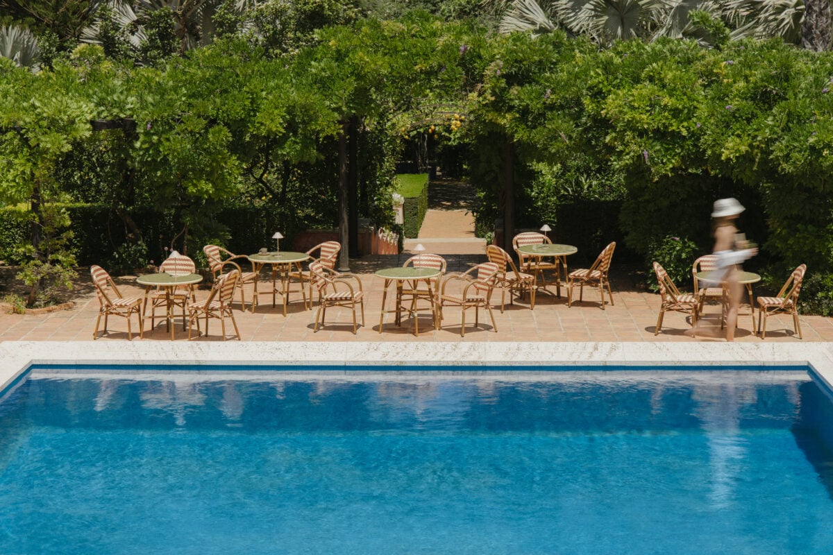 Video – Poolside Paradise Sklum: l’arte di abitare l’outdoor