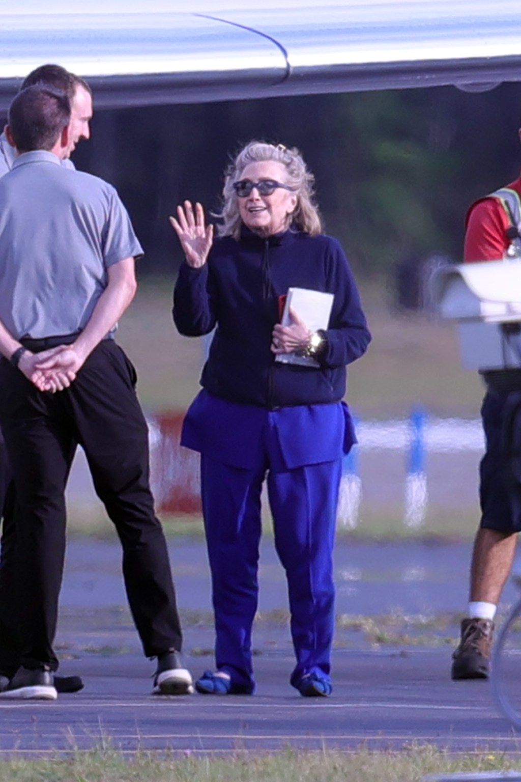 Bill Clinton seen with defibrillator at Hamptons airport — sparking new ...