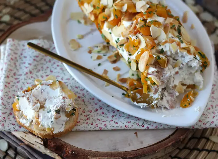 Cream cheese log with apricots and almonds: the perfect party appetizer!