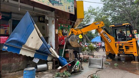 Gurugram: DTCP seals 20 shops in Sushant Lok 1 market, razes 22 iron stairs