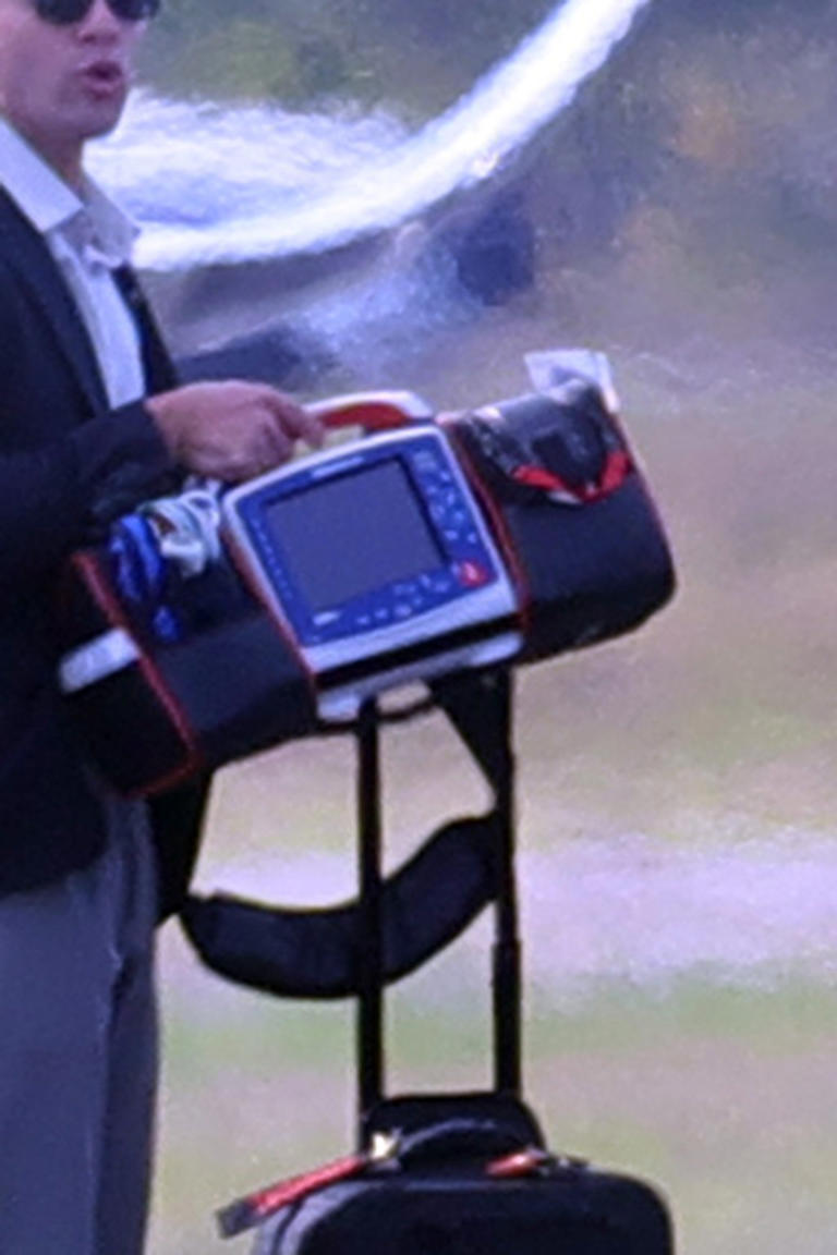 Bill Clinton seen with defibrillator at Hamptons airport — sparking new ...