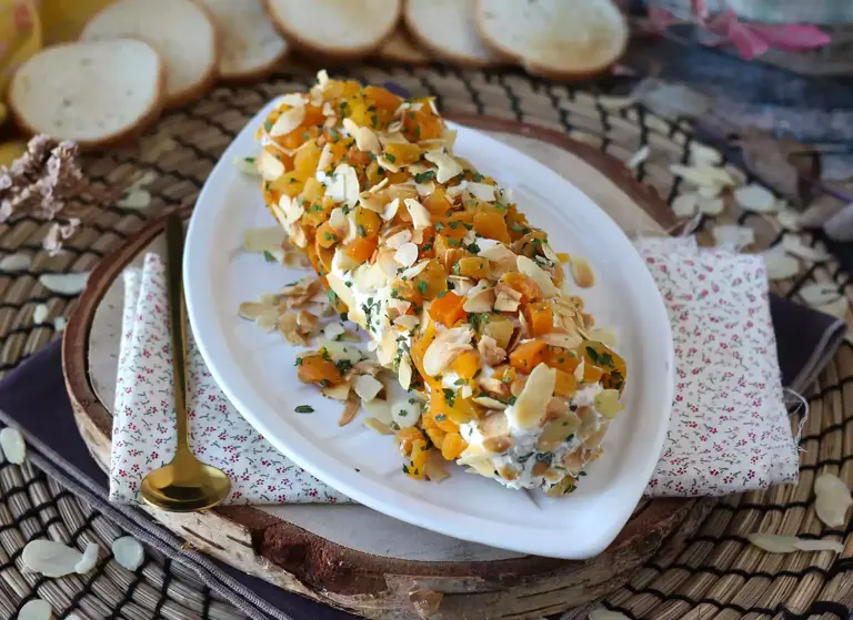 Cream cheese log with apricots and almonds: the perfect party appetizer!
