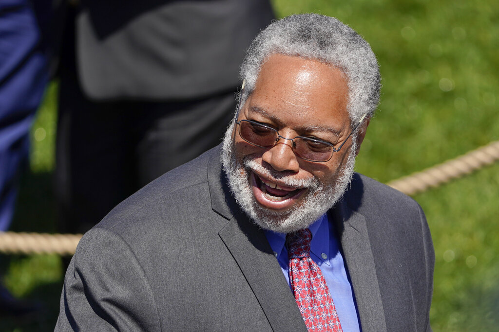 Trump dines with Smithsonian director amid push to remove ‘divisive ...