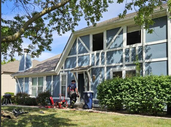 Two people injured in Kansas City Northland fire