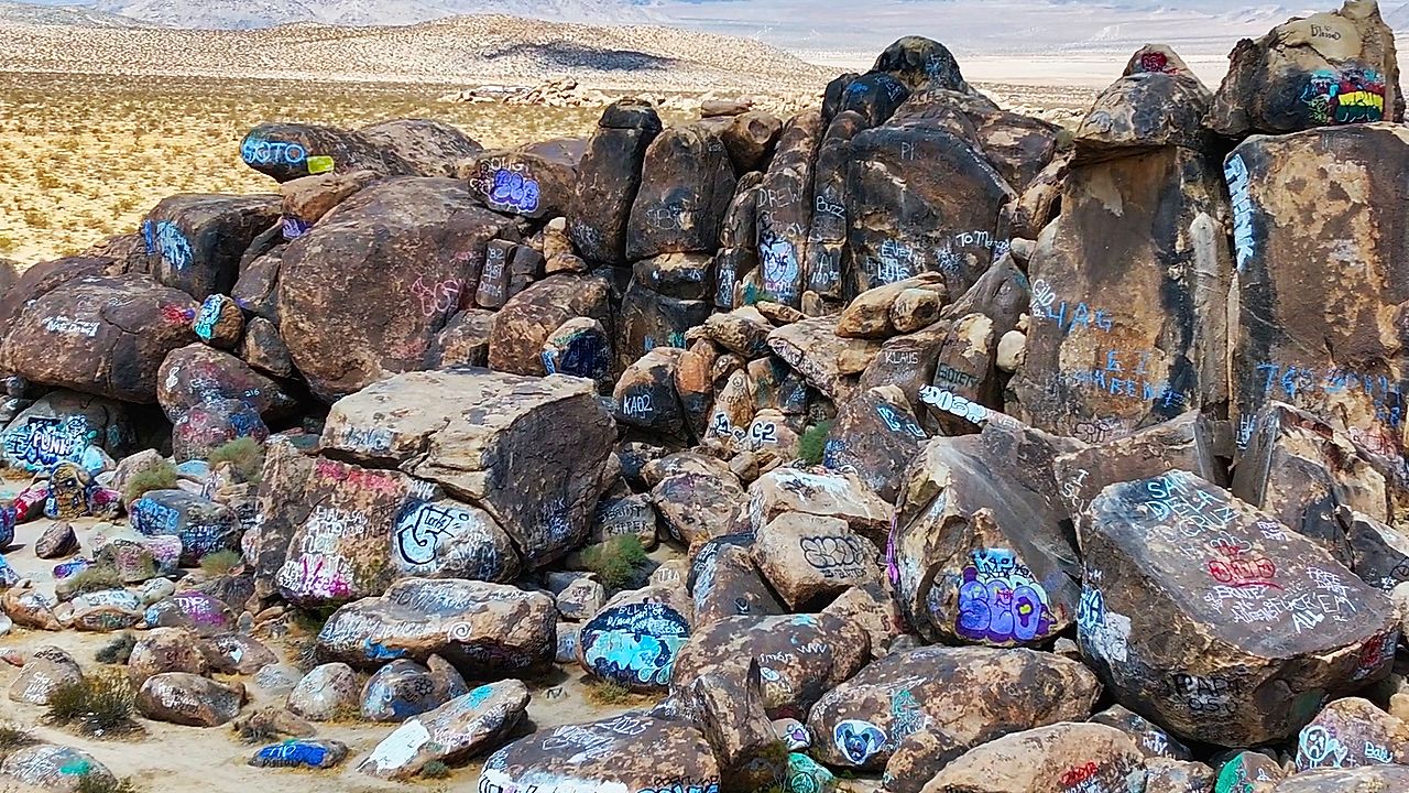 'Graffiti Rocks' brighten California's Mojave Desert