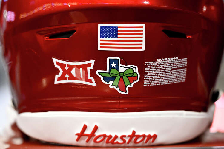 Texas college football teams wearing helmet sticker to honor Hill ...