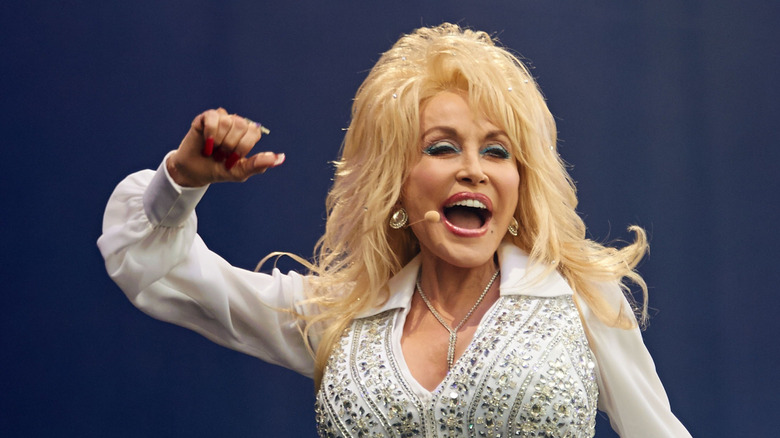 Dolly Parton's Favorite Foods Include A Gas Station Hot Dog