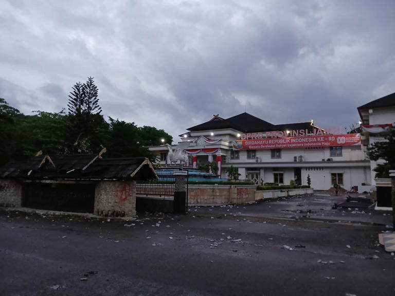 Demo Jambi Ricuh, Pagar DPRD Rusak, Pos Polisi Dibakar, Hingga 2 Mobil Innova Kejaksaan Ludes