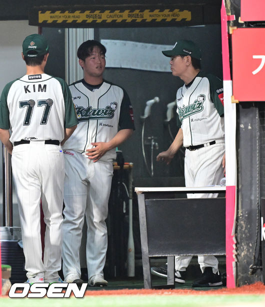 "정우주만 있는 게 아니다" 1군 데뷔전 1.1이닝 3K 무실점…패색 속 빛난 신인 박건우, 감독까지 웃게 했다 [박준형의 ZZOOM]