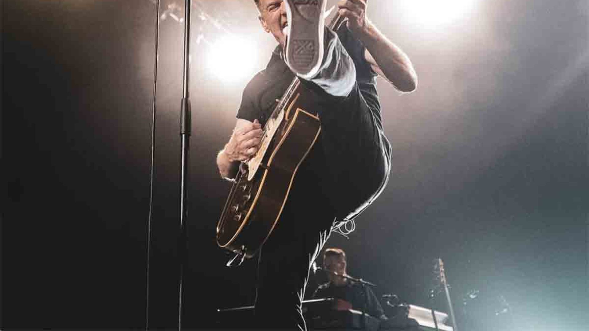 Bryan Adams: “Fatemi vedere le vostre facce e non i vostri telefonini”