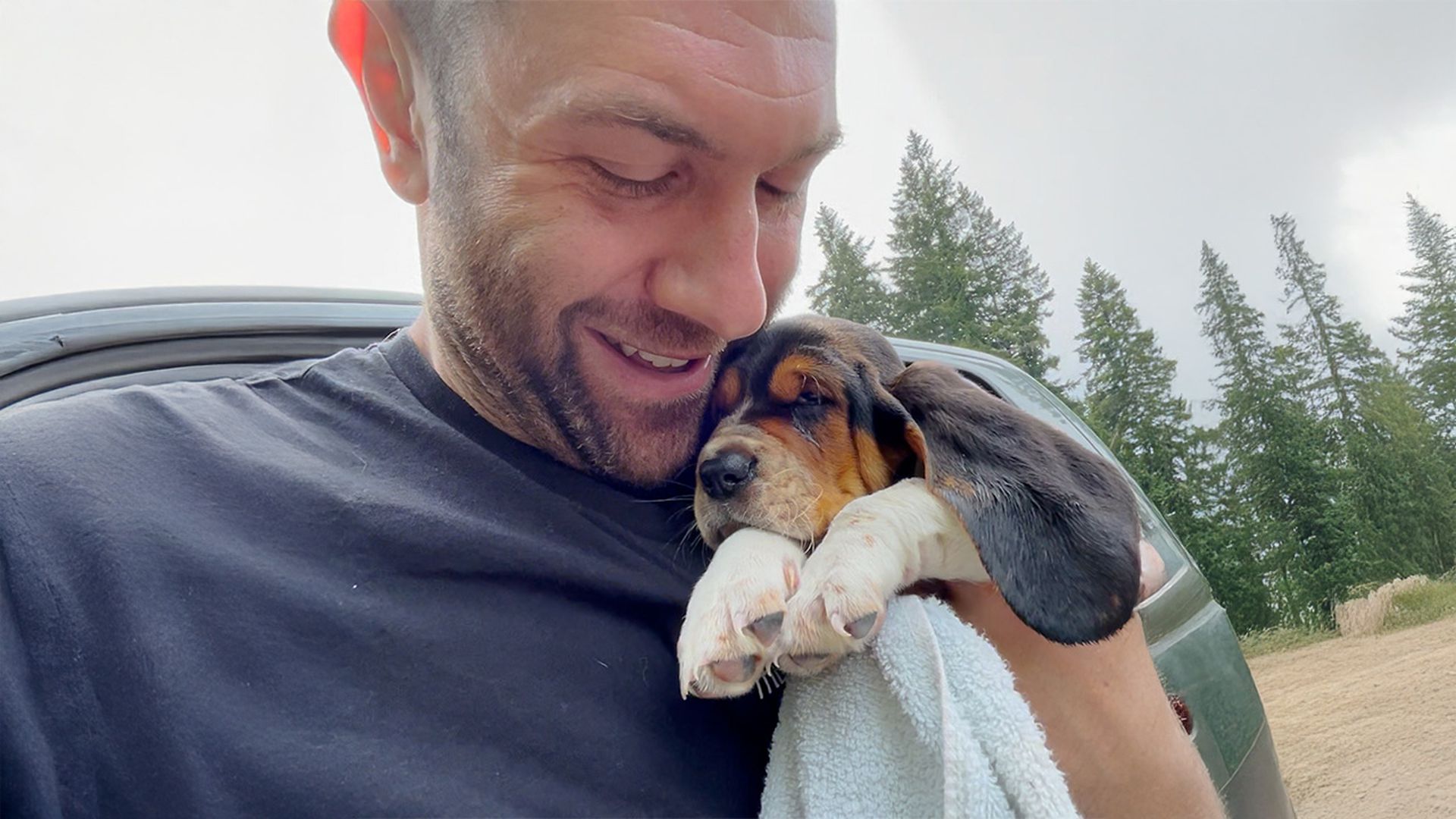 Guy Adopts Puppy Who Wouldn't Stop Crying And Gives Her A Bath