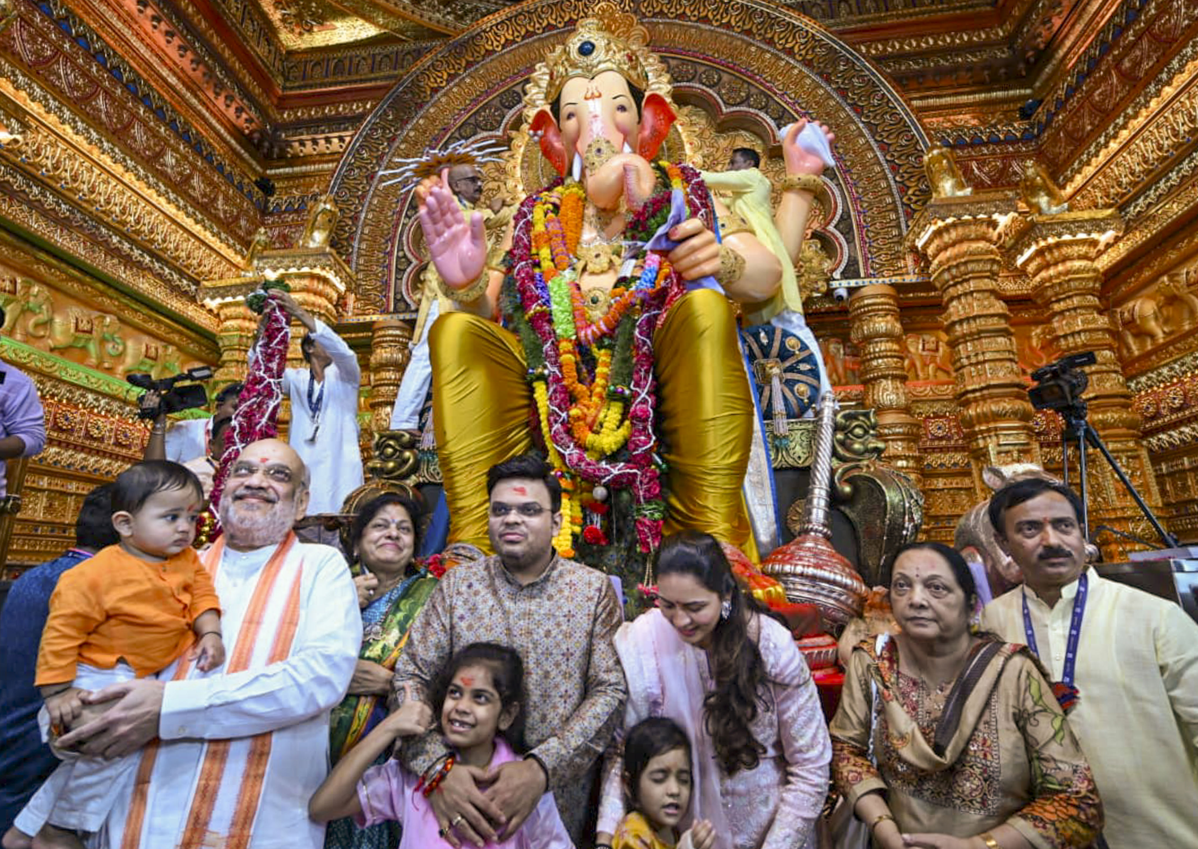 Amit Shah visits Lalbaugcha Raja Ganesh Mandal, CM's house in Mumbai ...