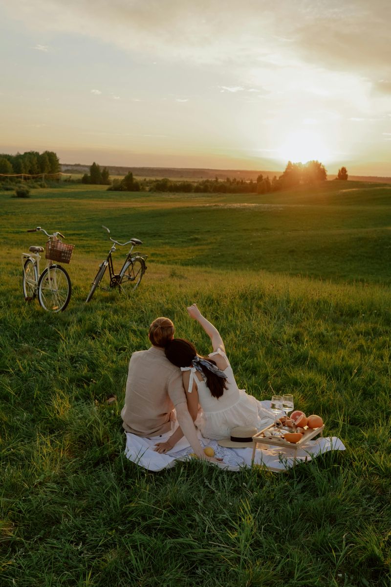 15 Simple Yet Romantic Outdoor Date Ideas to Soak Up the Last Days of ...