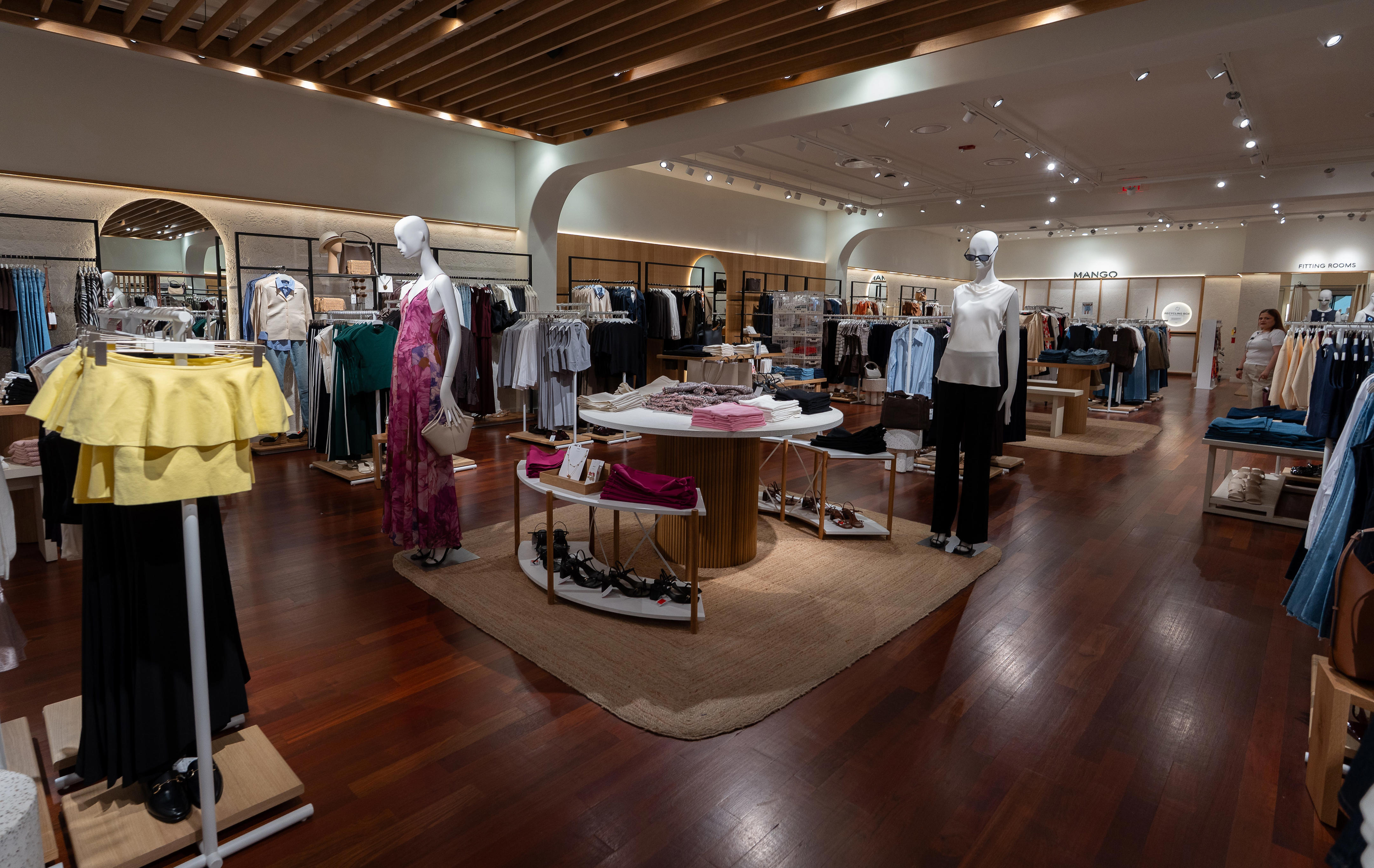 What stores, grocery stores will be open on Christmas Eve 2025