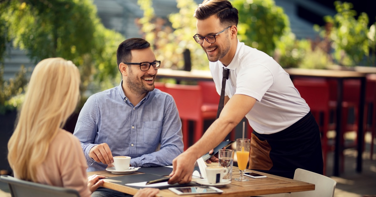 10 Common Mistakes To Avoid When Tipping Restaurant Staff