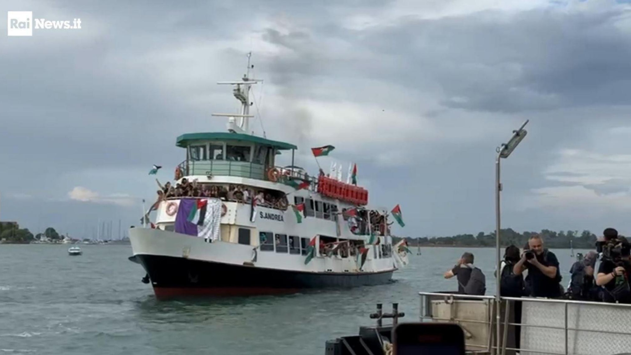 Venezia chiama Gaza, migliaia in marcia per la Palestina. Al corteo anche molti artisti