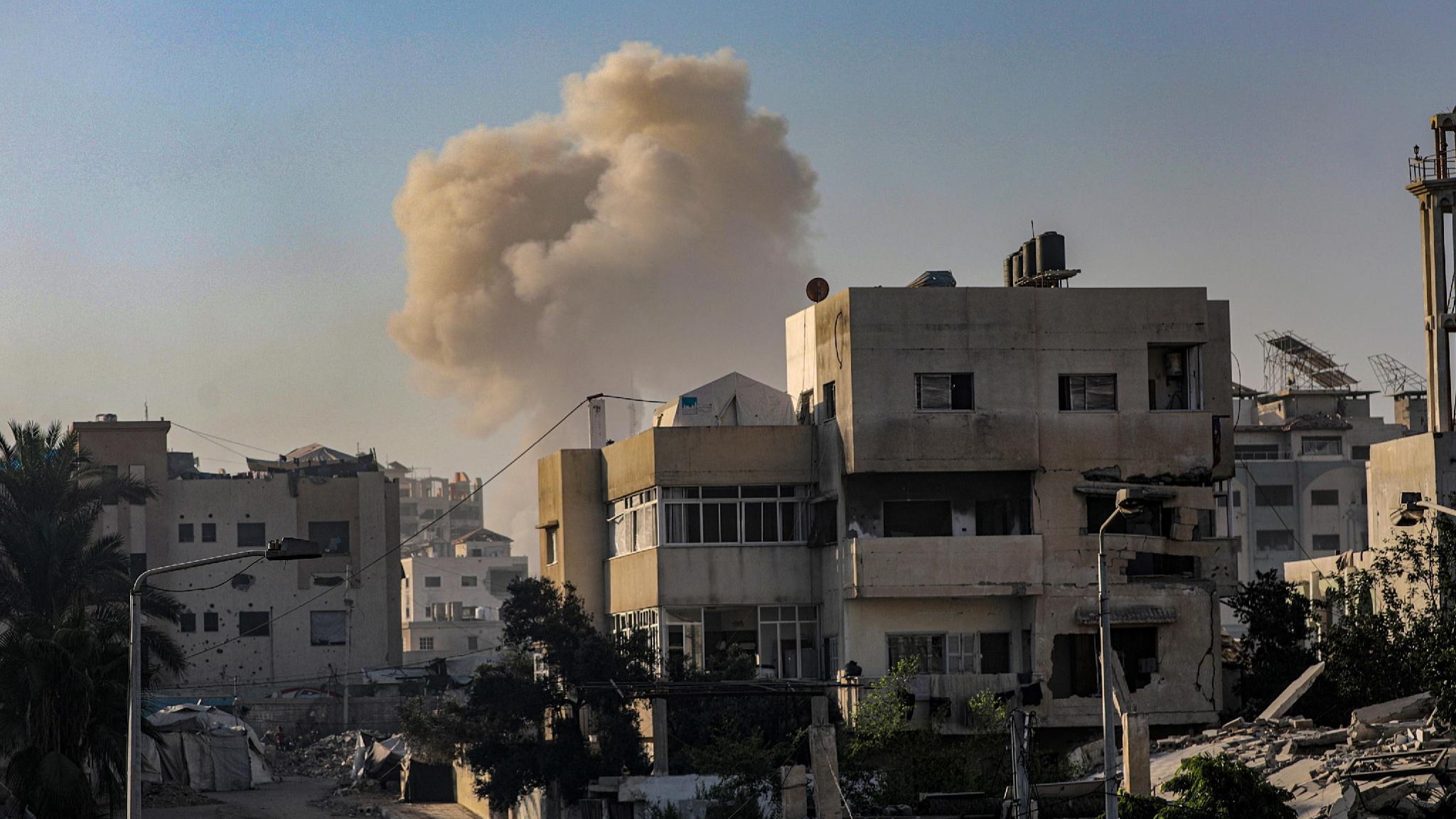 Gaza City sotto le bombe. Media: dall'alba 44 morti, 11 in un panificio ...
