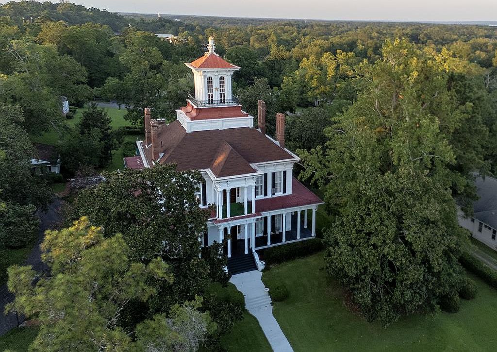 Inside Kendall Manor, an 1867 Italianate Mansion in Alabama with a ...