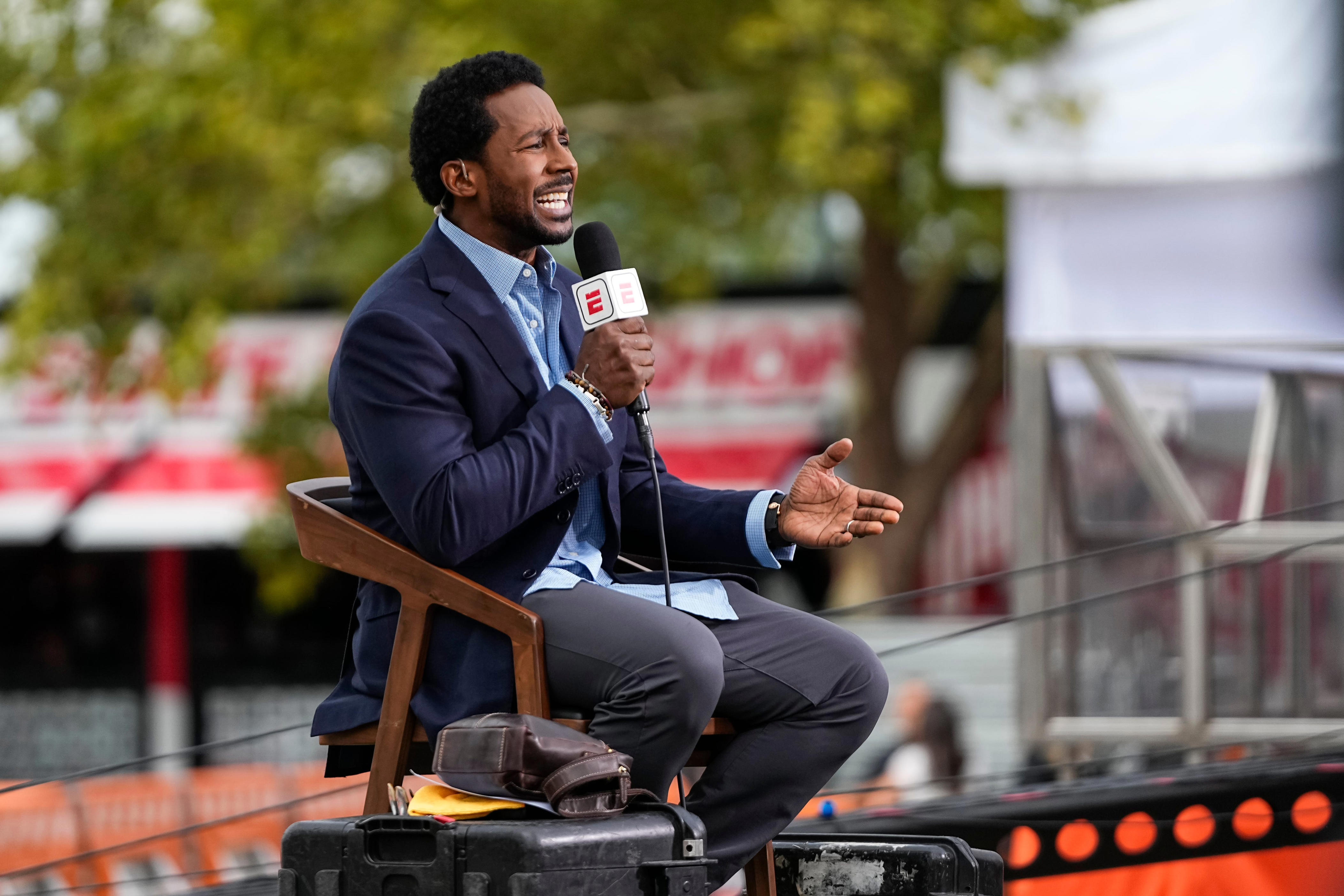 Watch Michigan homer Desmond Howard in awkward position say nice things ...