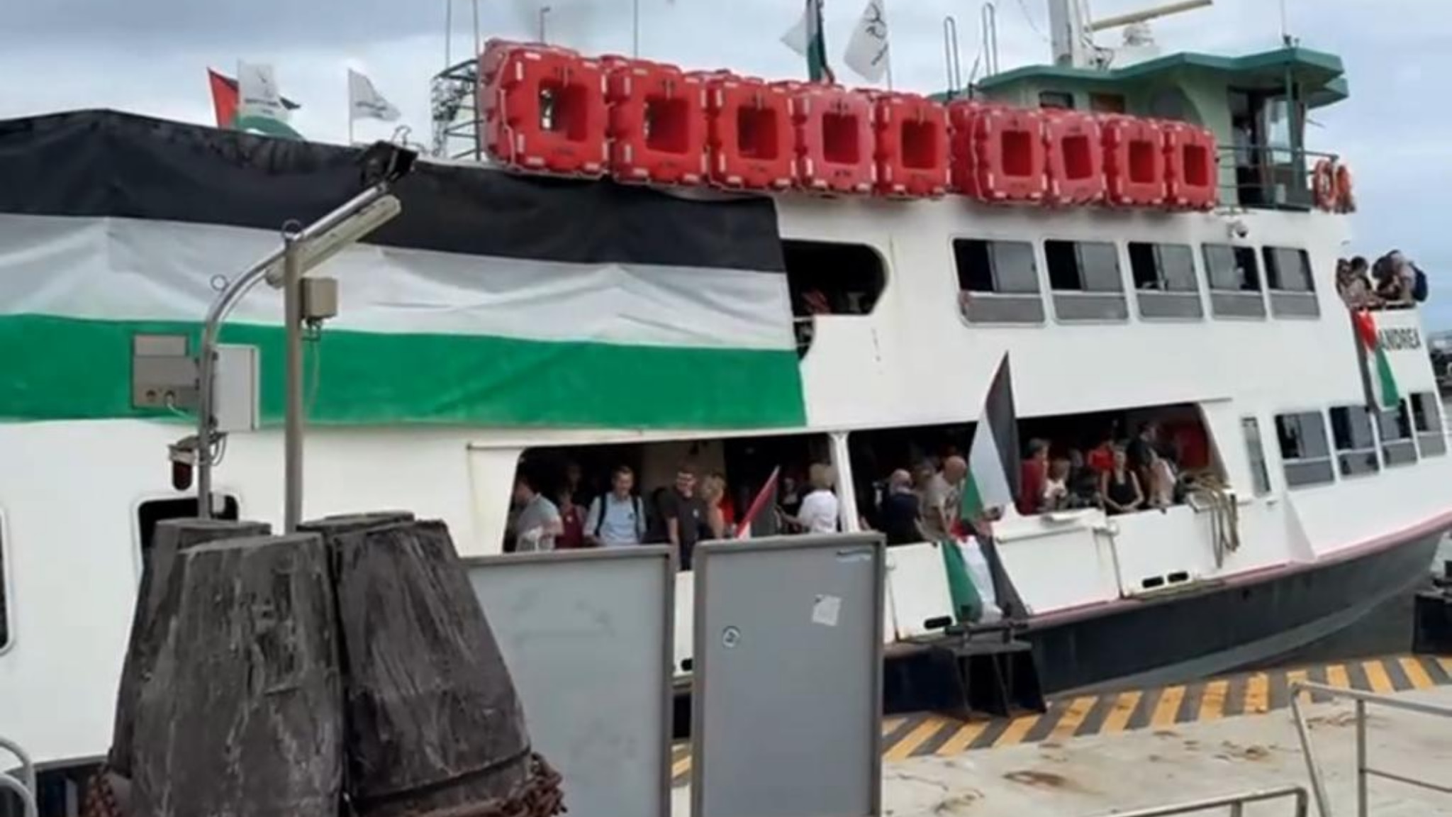 Venezia, la partenza della motonave con i manifestanti pro Pal partita ...