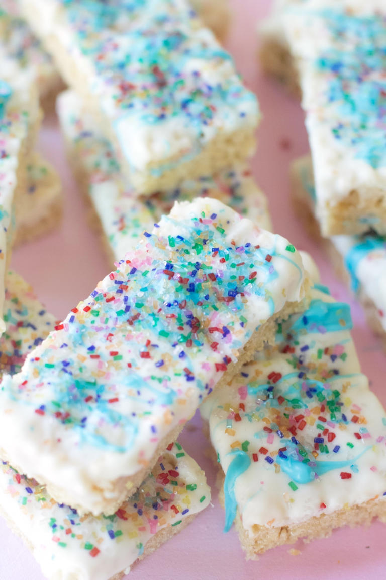 Cotton Candy Rice Krispie Treats That Are a Whimsical Twist