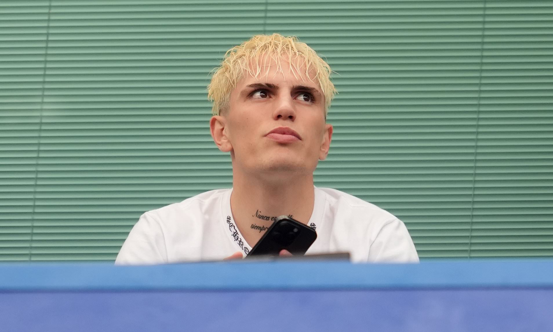 Alejandro Garnacho in the stands at Stamford Bridge after agreeing to ...