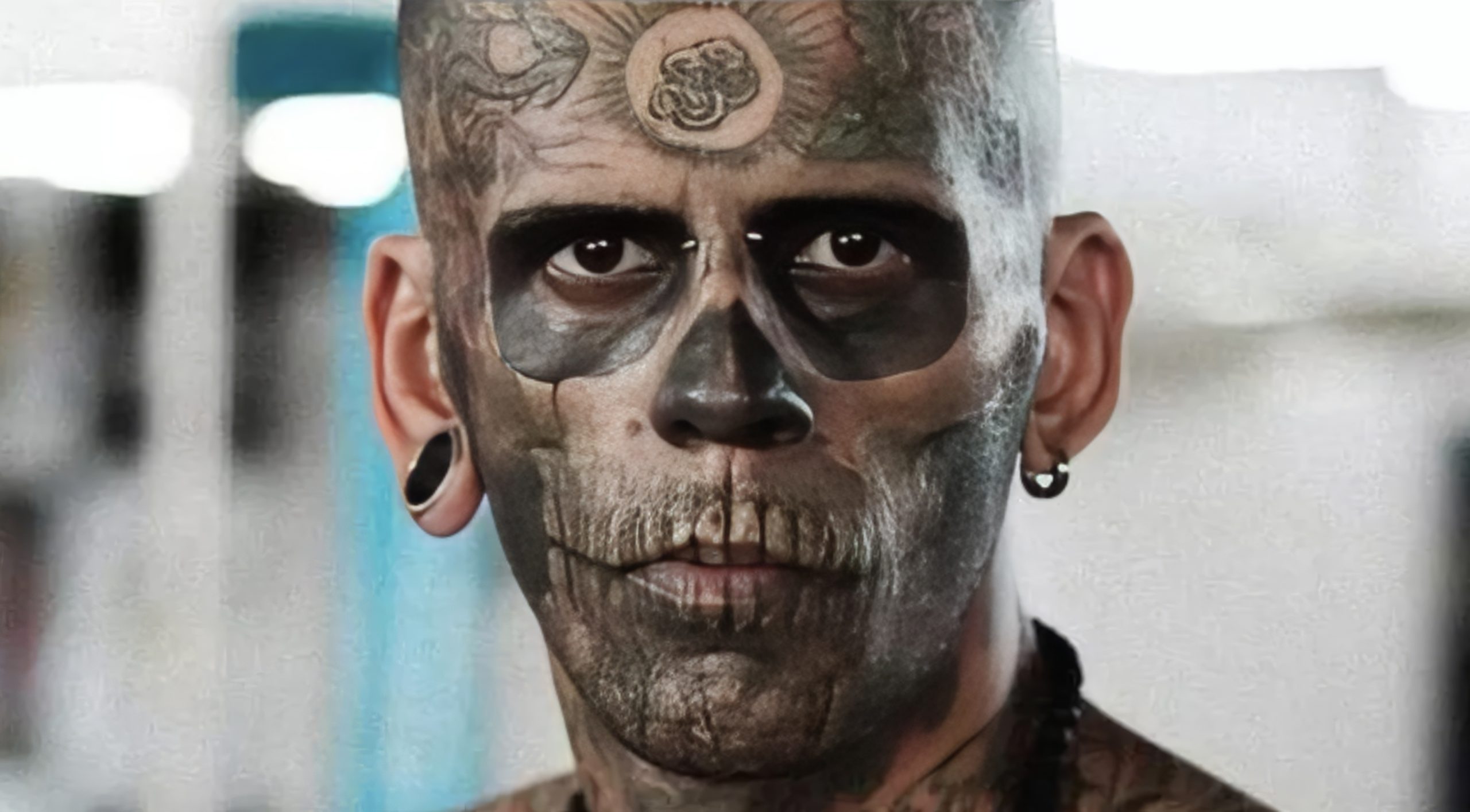 Un homme tatoué à 95 % révèle son apparence après avoir tout fait enlever