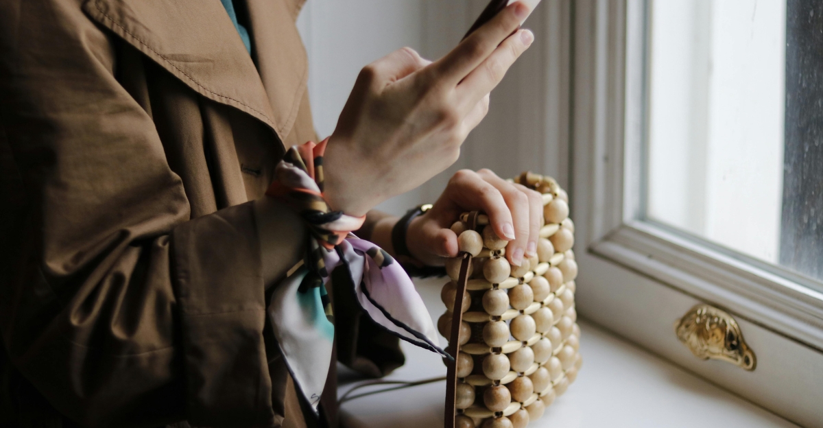 12 scarf tricks that instantly change your outfit