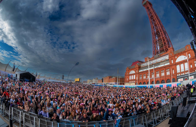 14 great crowd pictures as thousands attend Blackpool Illuminations ...