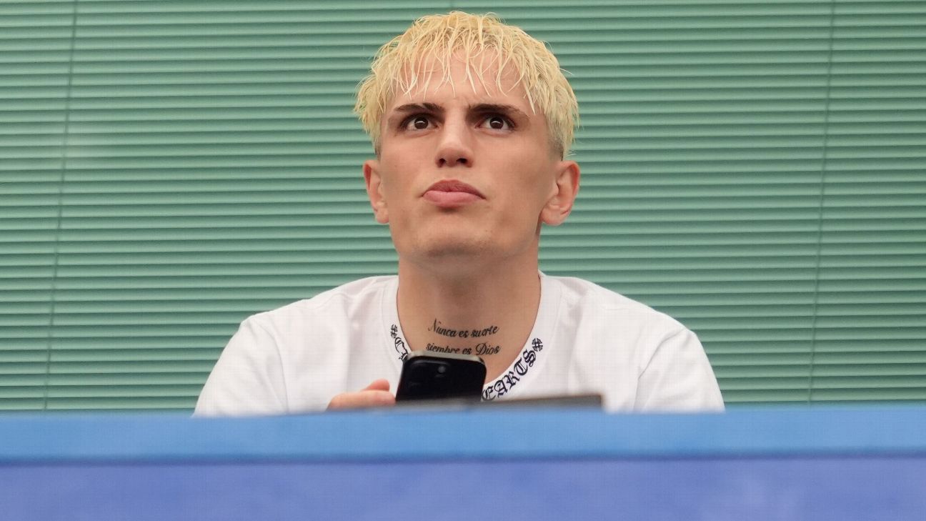 Man United's Alejandro Garnacho watches Chelsea ahead of move