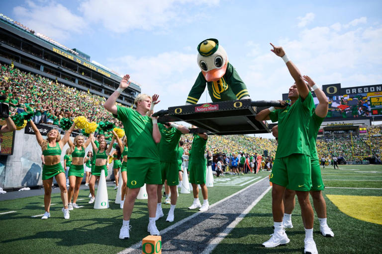 Oregon Duck hilariously loses head while running on field in wild ...