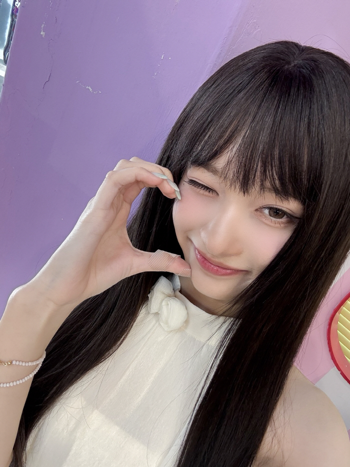 I think I feel at ease when the members come to MC for I.V.I. (Miyeon ZIP)