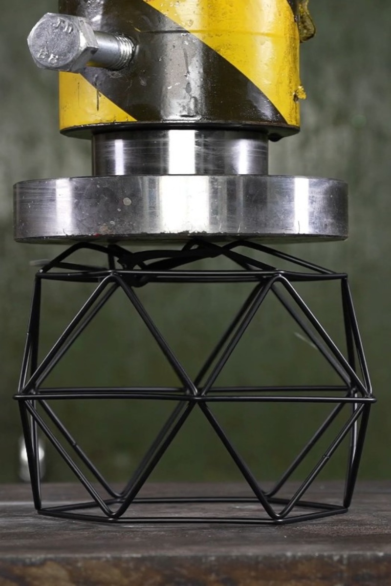 Ecraser une armature métallique avec la force hydraulique