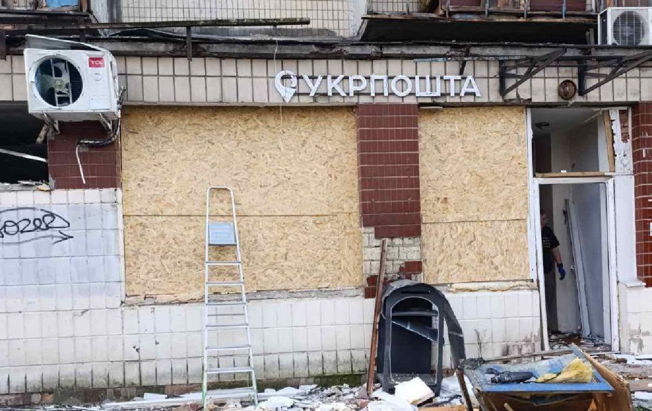 Russian missile destroys Kyiv branch of Ukraine's postal service in ...