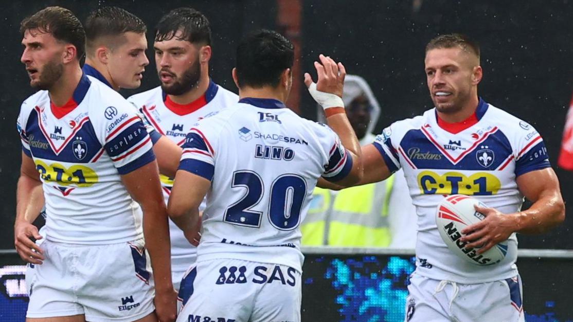 Wakefield move into top six after thumping Giants