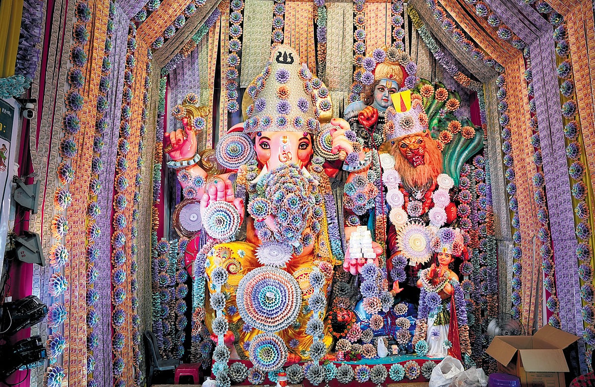 Artisans weave Rs 2.7 crore into decor for Mangalagiri’s Vinayaka pandal