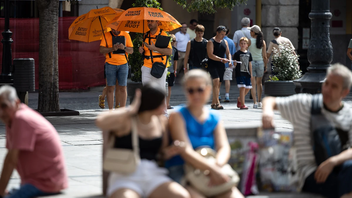 Por qué ya no vas a ver a los guías turísticos con paraguas en el casco ...
