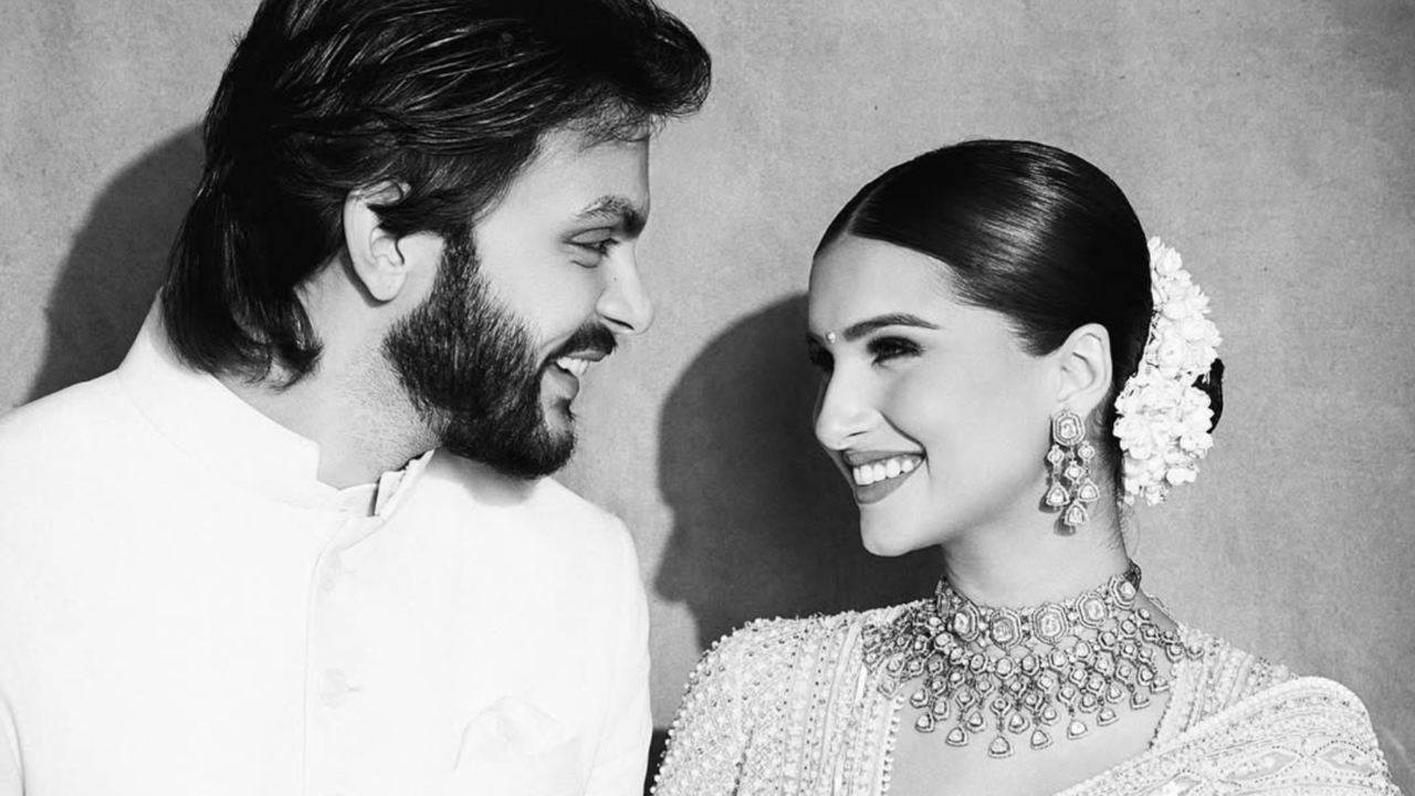 Tara Sutaria, Veer Pahariya Hold Hands, Share Smiles In Latter's ...