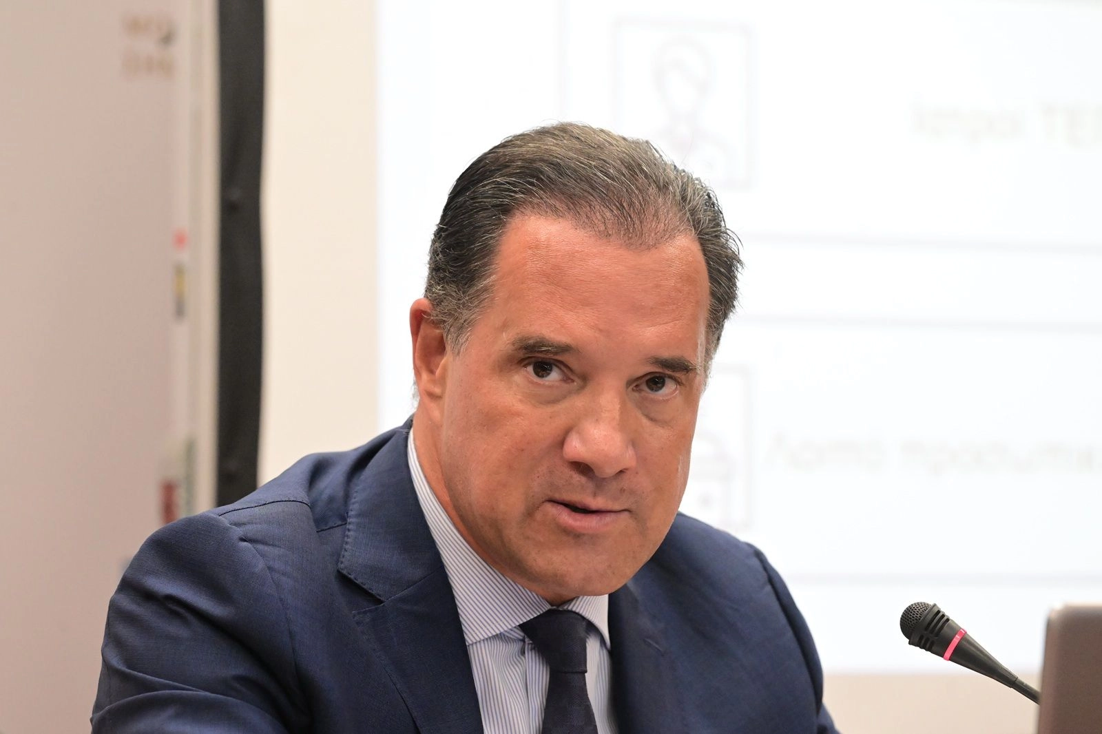 Σύρος: Έντονες αποδοκιμασίες εναντίον του Άδωνι Γεωργιάδη