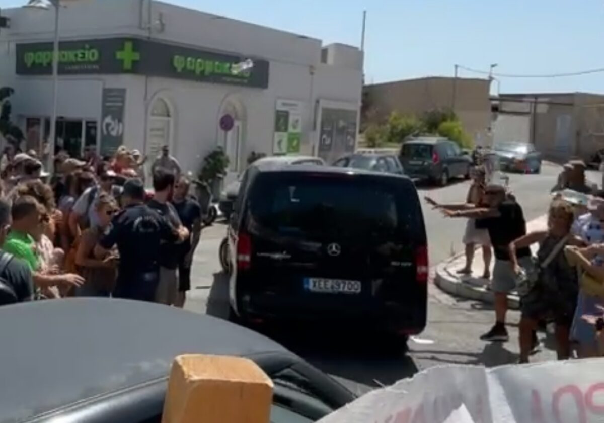 Με μπουκάλια νερό και γιουχαρίσματα ξεπροβόδισαν διαδηλωτές τον Άδωνι ...
