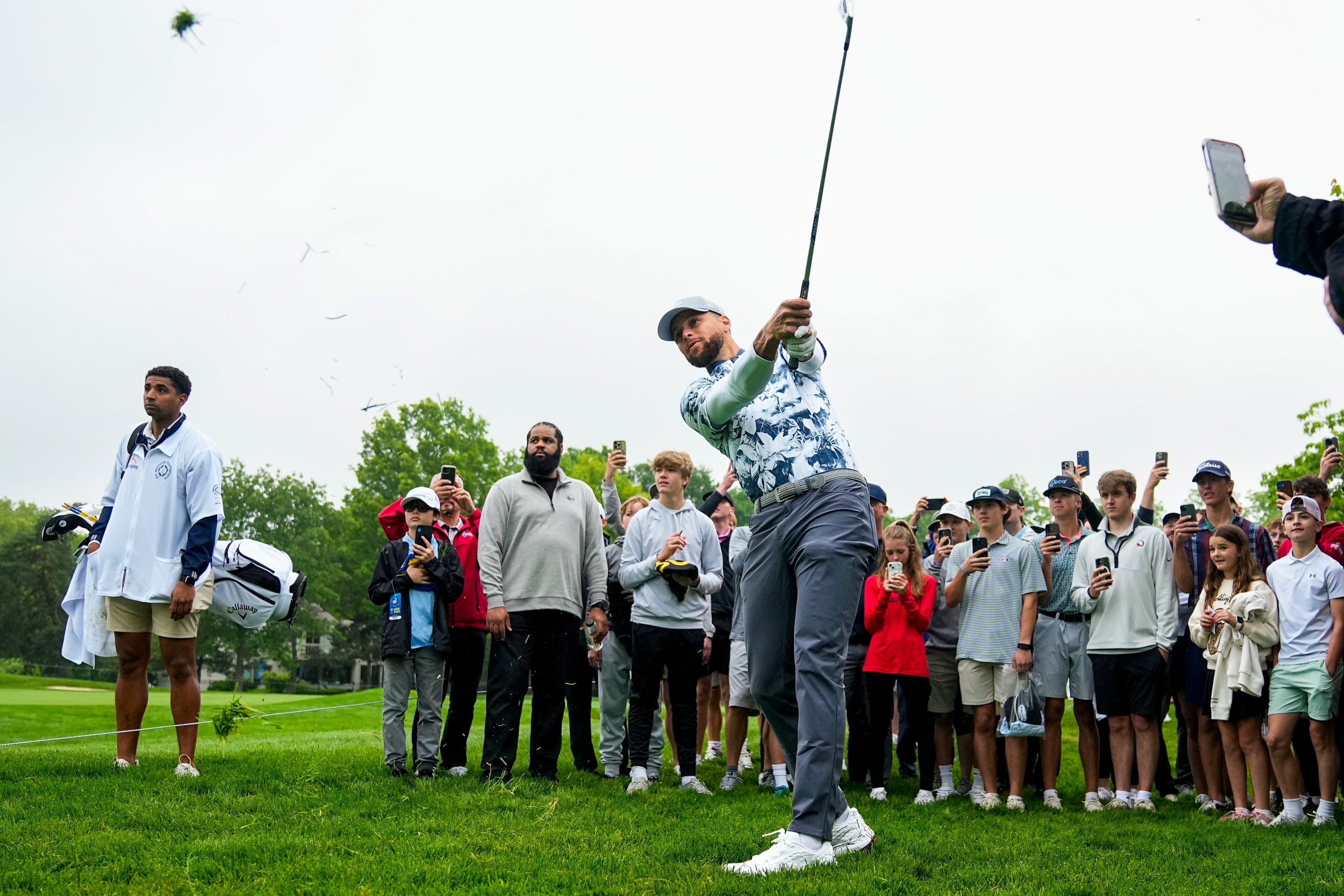 Watch: Steph Curry brings a trick shot to the golf course