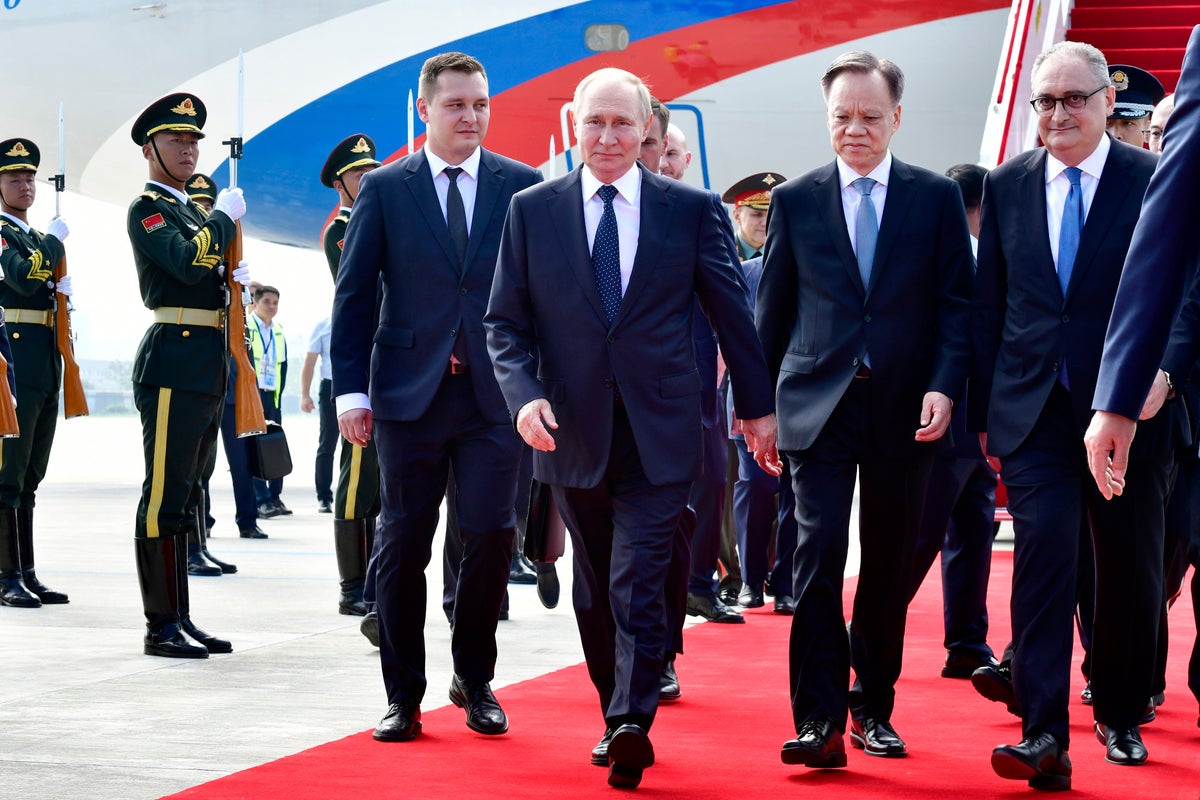 Putin given the red carpet treatment as he discusses Trump talks with ...