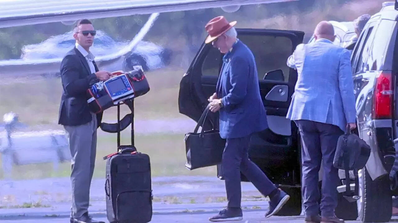 Bill Clinton seen with defibrillator at Hamptons airport sparking ...