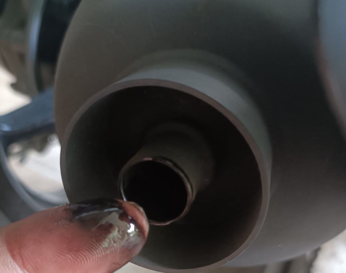 Gak perlu panik, ternyata ini penyebab ujung knalpot motor ada oli mesin